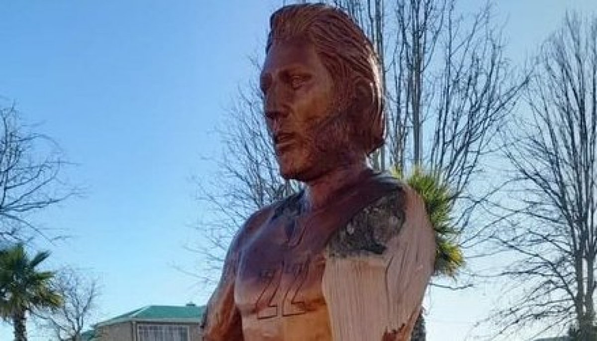 Destruyen estatua de madera de Ben Brereton en Penco | Diario Usach