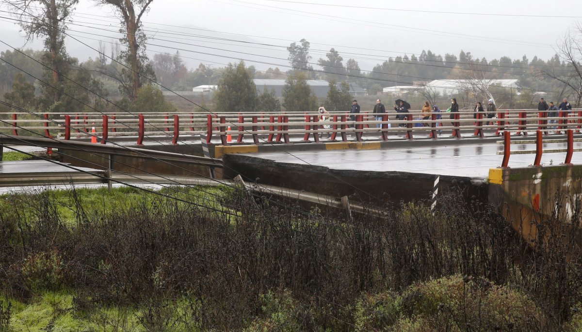 Puente Lircay: Colapso y posterior socavón interrumpen la Ruta 5 en ...
