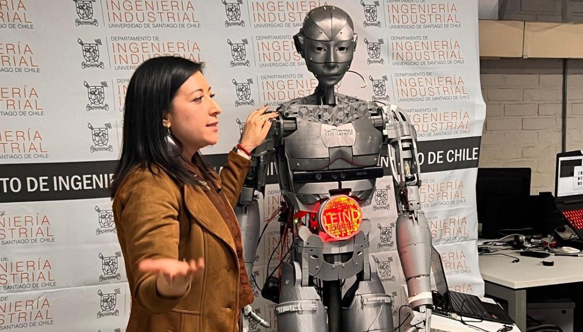 Atom: Estudiantes de la Usach crean robot humanoide que habla y dibuja ...
