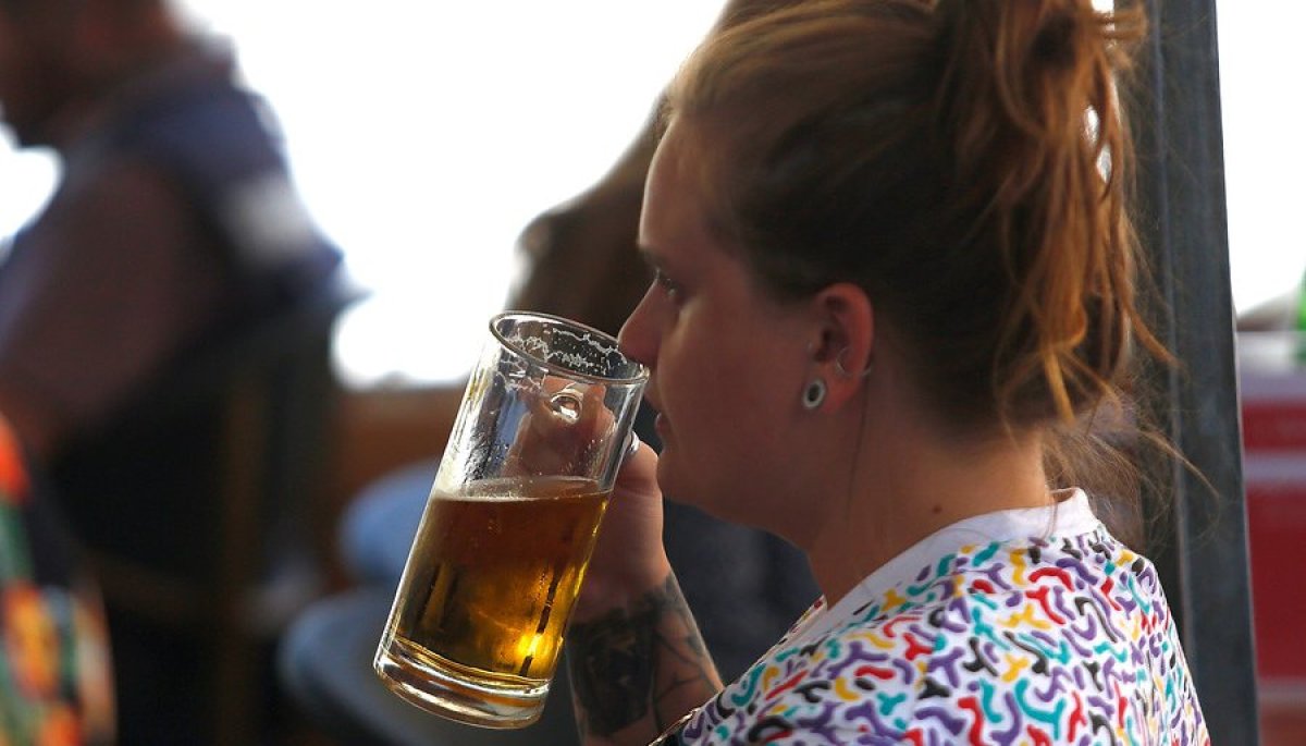 Consumo de alcohol en Chile: Estudio revela que 37% comenzó a beber ...