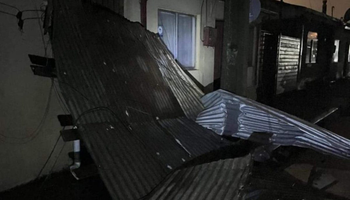 Tromba marina causó daños en techos y derribó postes de luz en Penco ...