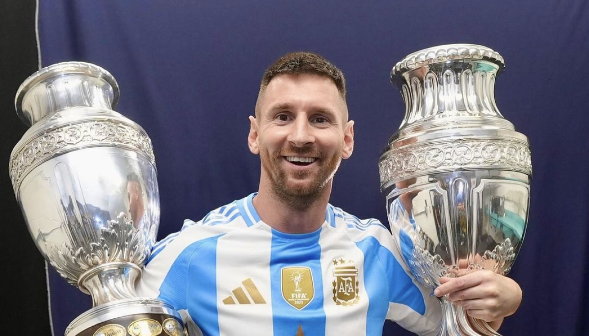Celebración Argentina: Lionel Messi posó con dos trofeos de la Copa ...